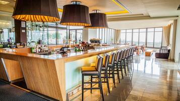 2 bares/lounges, bar na cobertura