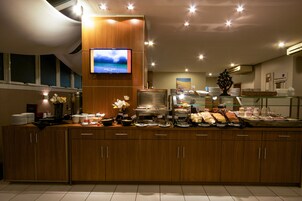 Café da manhã com buffet grátis todos os dias