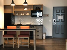 Suíte, 1 cama King | Cozinha privada | Geladeira grande, cooktop, cafeteira/chaleira