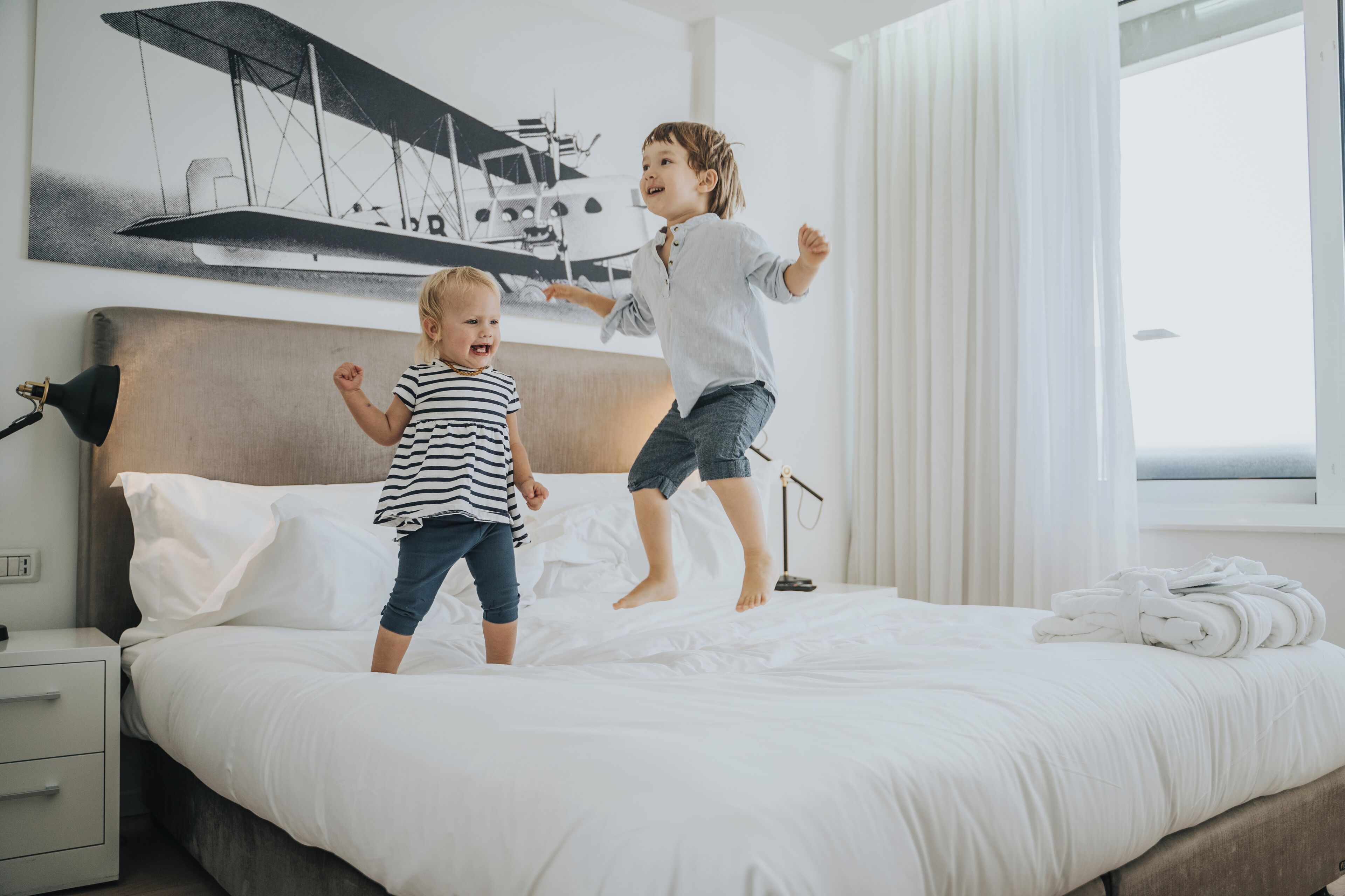 Cofres nos quartos, cortinas blackout, quartos à prova de som