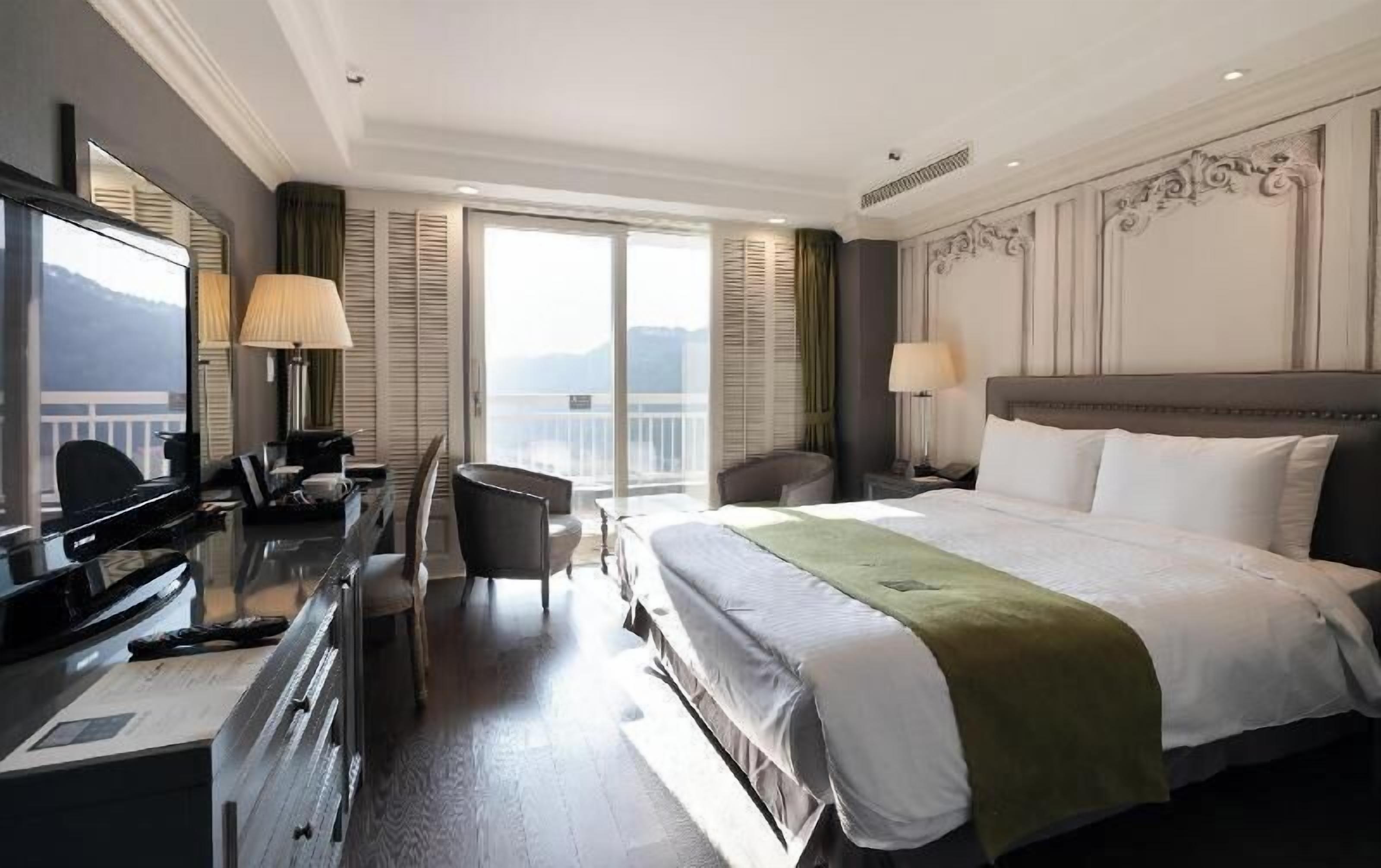 Roupas de cama premium, cofres nos quartos, cortinas blackout