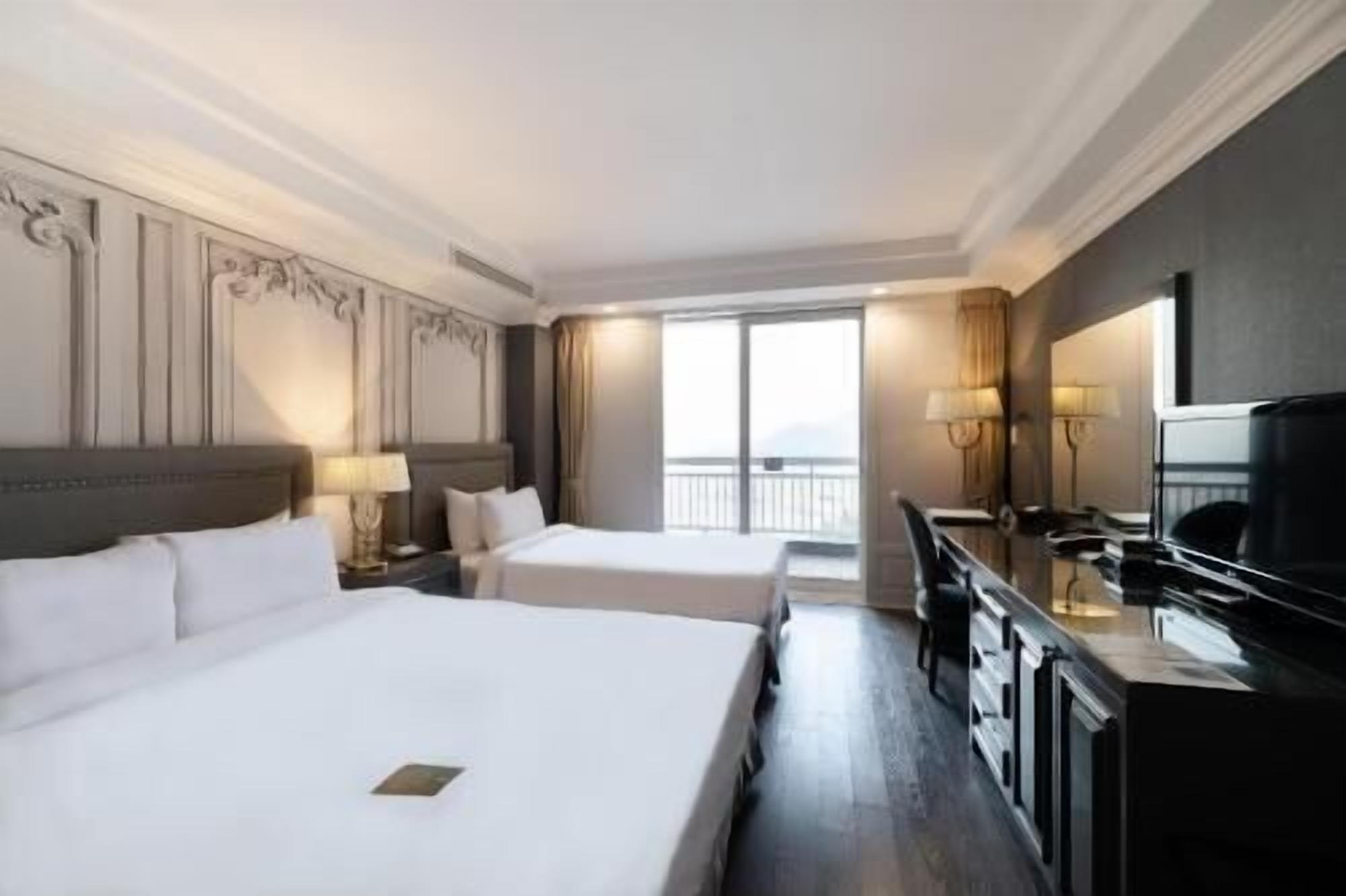 Roupas de cama premium, cofres nos quartos, cortinas blackout