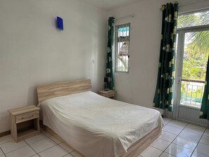 Apartamento, 3 quartos | Camas com colchões pillow-top, cofres nos quartos