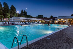 Piscina exterior sazonal, guarda-sóis, espreguiçadeiras 