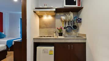 Um frigorífico, um micro-ondas, uma placa de cozinha