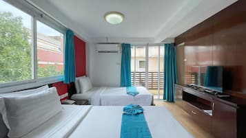 Deluxe Room Twin Beds, Balcony | Cofre no quarto, secretária, Wi-fi grátis, roupa de cama fornecida