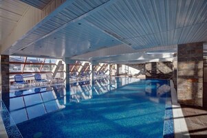 Piscina interior, piscina exterior 