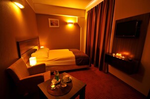 Frigobar, cofres nos quartos, escrivaninha