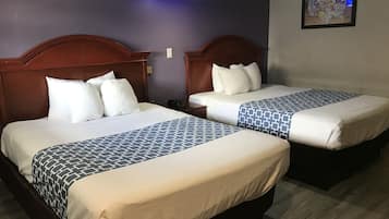 Quarto standard, 2 camas Queen | Edredons de pluma, escrivaninha, cortinas blackout