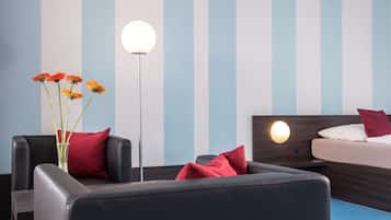Apartamento, 2 quartos | Roupa hipoalergénica, cofre no quarto, secretária