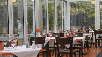 Café da manhã com buffet todos os dias (EUR 18.50 por pessoa)