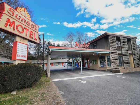 Book The Sunset Motel in Brevard | Hotels.com