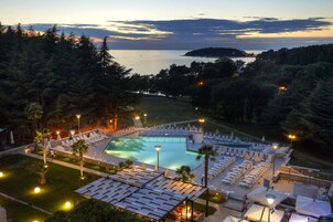 Piscina exterior sazonal, guarda-sóis, espreguiçadeiras 