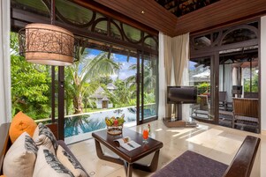 Two Bedroom Pool Villa | Cofre no quarto, secretária, cortinas/cortinados opacos 