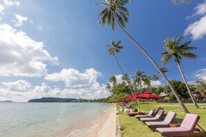 Na praia, serviço de traslado de/para a praia grátis, guarda-sóis 