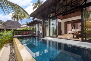Two Bedroom Pool Villa | Cofres nos quartos, escrivaninha, cortinas blackout