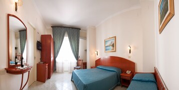 Quarto Triplo | Minibar, cofre no quarto, secretária, cortinas/cortinados opacos