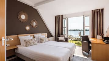 Quarto Duplo Deluxe, vista para o lago, junto ao lago | Secretária, secretária adequada para computadores portáteis