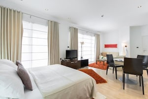 Quarto Clássico, terraço, vista para o mar | Minibar, cofre no quarto, secretária, Wi-fi grátis