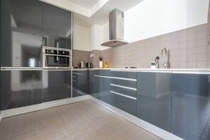 Two-Bedroom Apartment with Balcony | Cozinha privada | Geladeira, cafeteira/chaleira, chaleira elétrica