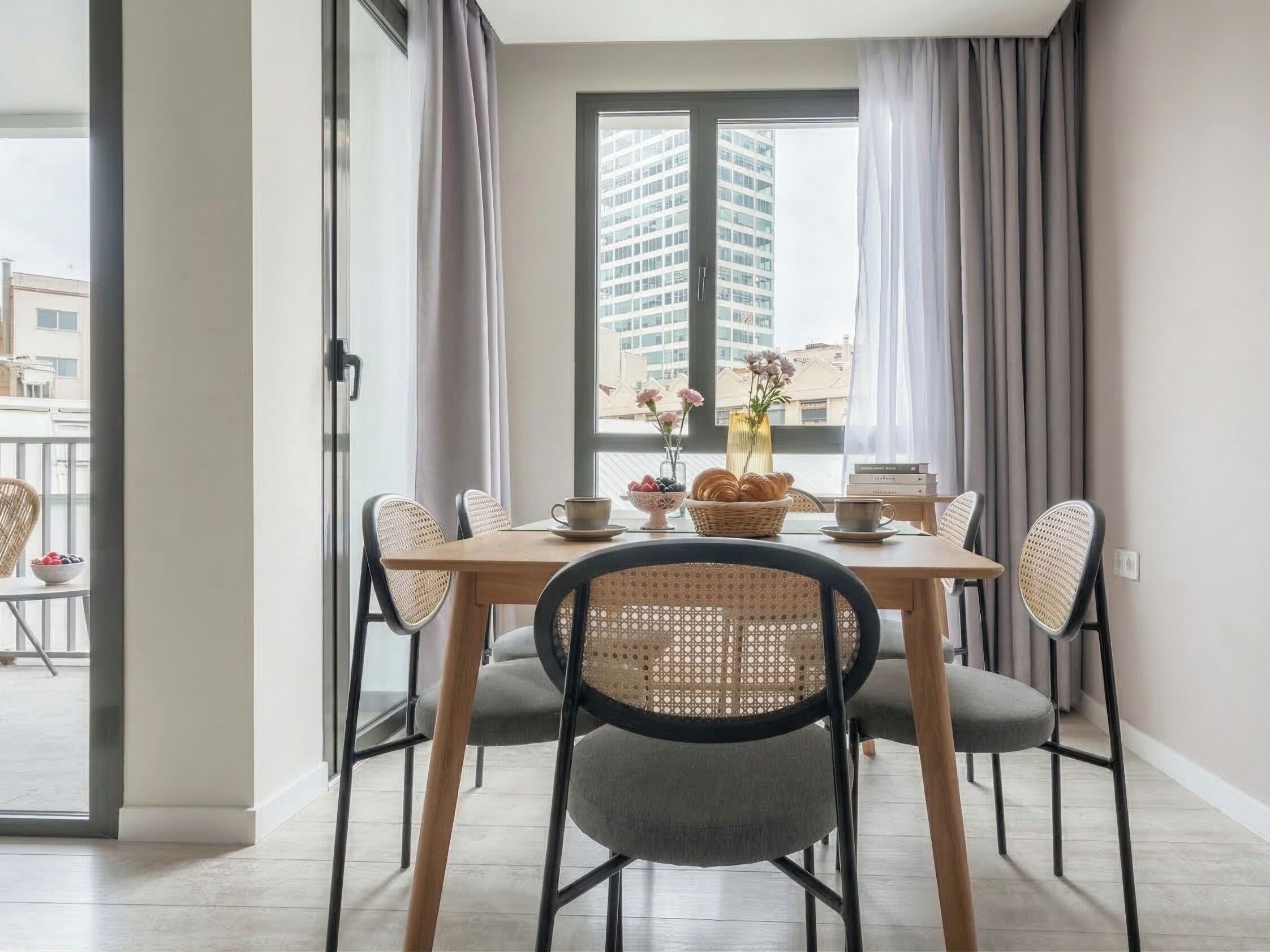 Two-Bedroom Apartment with Balcony | Sala de estar | Smart TV de 50 polegadas com canais por cabo, televisor 