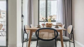 Two-Bedroom Apartment with Balcony | Sala de estar | Smart TV de 50 polegadas com canais por cabo, televisor