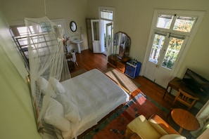 Quarto Duplo Deluxe | Roupa hipoalergénica, minibar, cofre no quarto, ferro/tábua de engomar