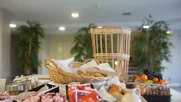 Pequeno-almoço tipo buffet diário (14 EUR por pessoa)