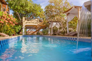 Piscina exterior, guarda-sóis, espreguiçadeiras 