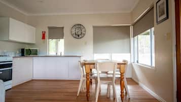Chalé, 3 quartos (Duplex) | Cozinha privada | Geladeira, micro-ondas, cooktop, cafeteira/chaleira