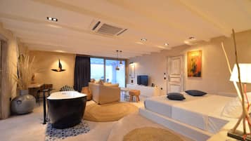 Suite Deluxe, vista para o mar | 1 quarto, lençóis de algodão egípcio, roupa de alta qualidade