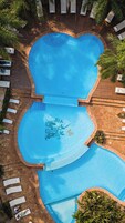 3 piscinas exteriores
