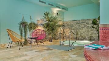 Banheira de hidromassagem interior