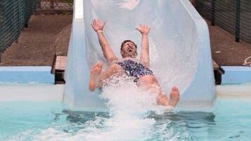 2 piscinas exteriores, da(s) 10:00 à(s) 17:00, guarda-sóis