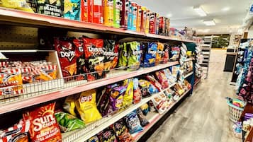 Um corredor de supermercado com várias marcas e produtos de snack.