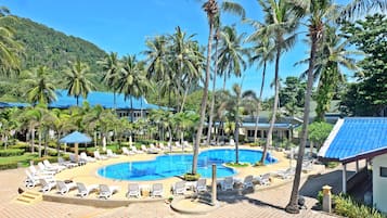 Piscina exterior, guarda-sóis, espreguiçadeiras