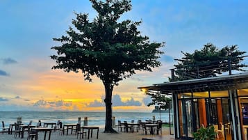 Pequenos-almoços servidos, cozinha asiática, com vista para a praia