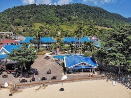 Na praia, praia de areia branca, espreguiçadeiras, guarda-sóis de praia