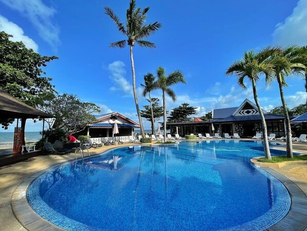 Piscina exterior, guarda-sóis, espreguiçadeiras 