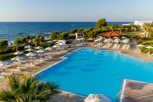 Piscina interna, piscina externa, guarda-sóis, espreguiçadeiras