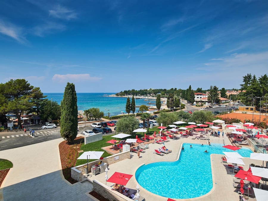 Piscina exterior, guarda-sóis, espreguiçadeiras