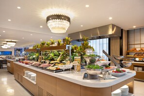 2 restaurantes, é servido café da manhã