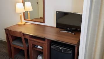 Escrivaninha, cortinas blackout, ferros/tábuas de passar roupa