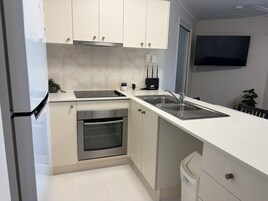 Apartamento, 1 quarto | Cozinha privada | Uma cafeteira/bule, um frigorífico, um micro-ondas 