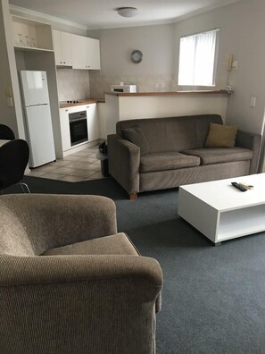 Apartamento básico, 1 quarto | Área de estar