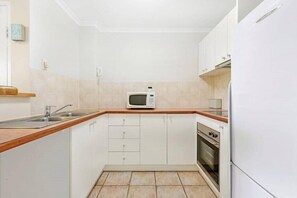 Apartamento, 1 quarto | Cozinha privada | Geladeira, micro-ondas, cooktop, cafeteira/chaleira