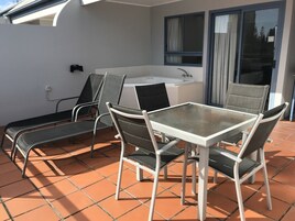 Apartamento, 2 quartos | Banheira de hidromassagem privativa