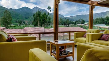 Serviço de café da manhã, almoço, jantar; vistas para o jardim