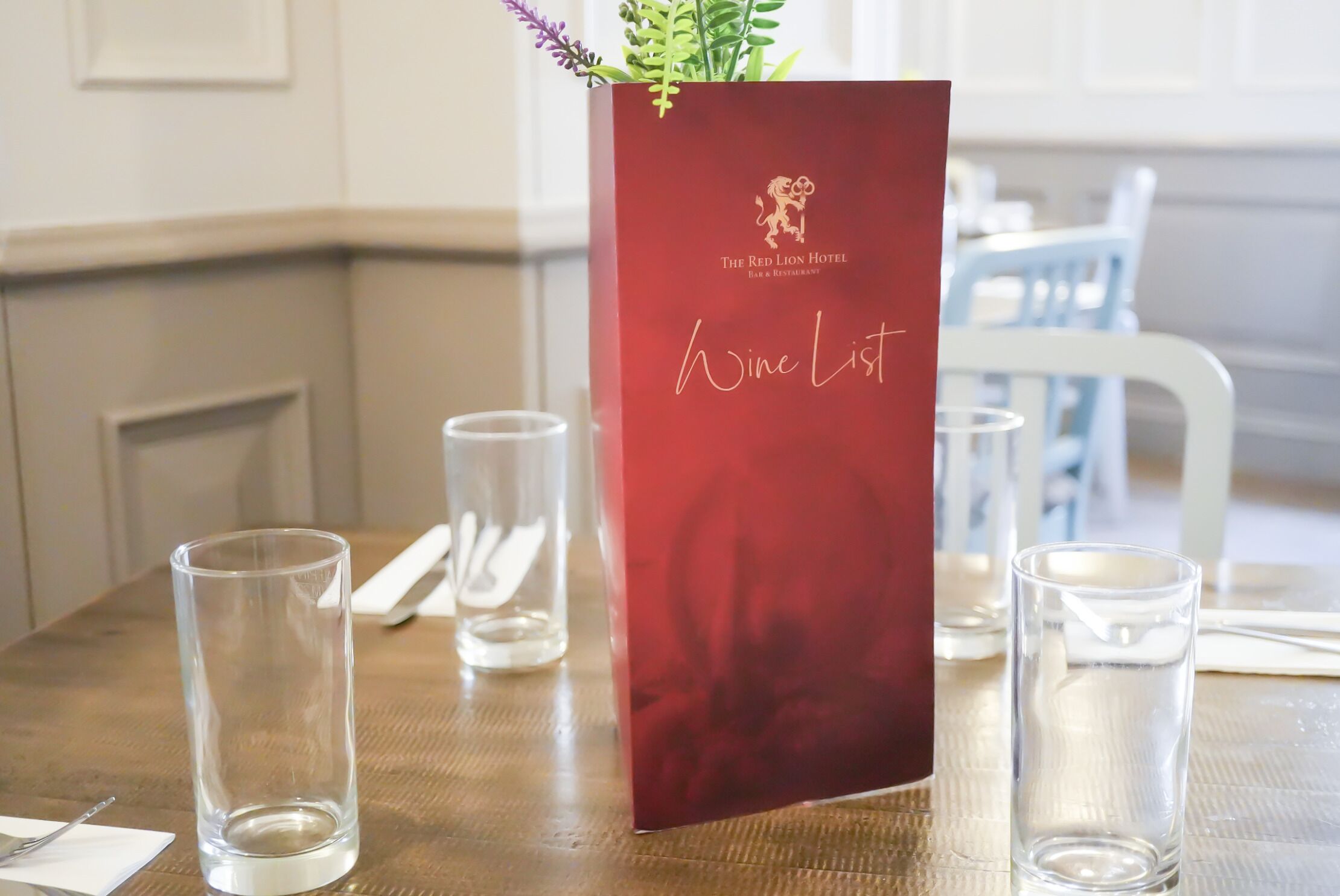 Cartão de lista de vinhos vermelhos com o logotipo de um leão no Hotel Red Lion.