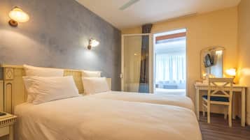 Quarto Superior, 2 camas individuais | 1 quarto, cofre no quarto, secretária, cortinas/cortinados opacos